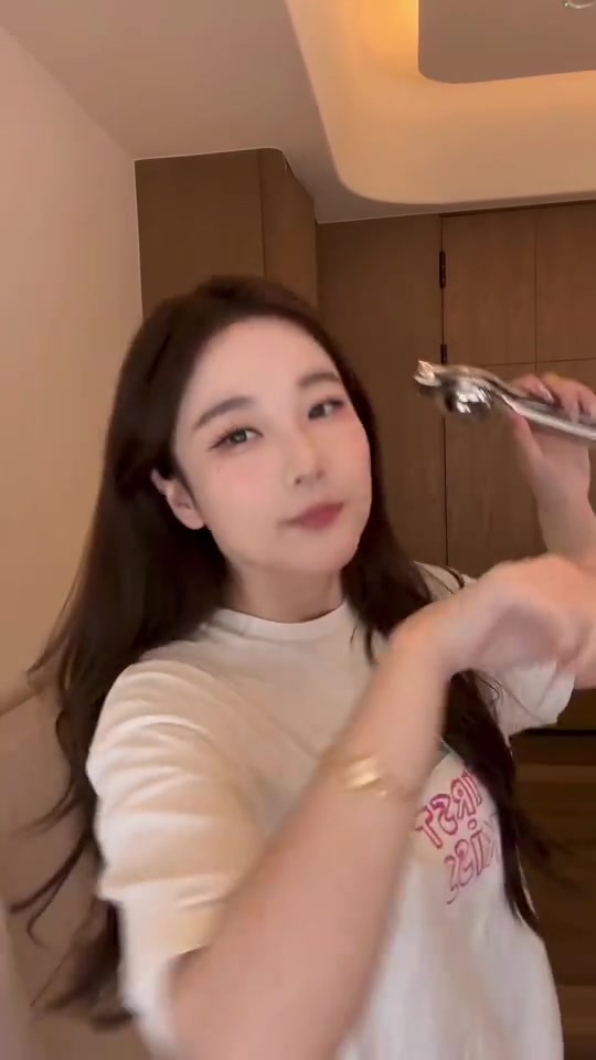 谁想喝？解说Kitty与G2合拍柠檬挑战：小小柠檬就这？？🍋-直播吧