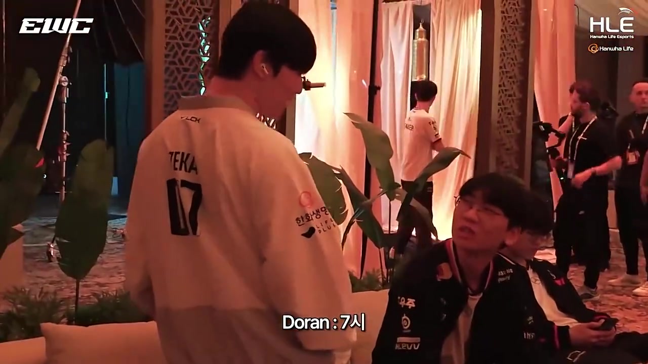 EWC幕后HLE与T1，Faker给Zeus变魔术-直播吧